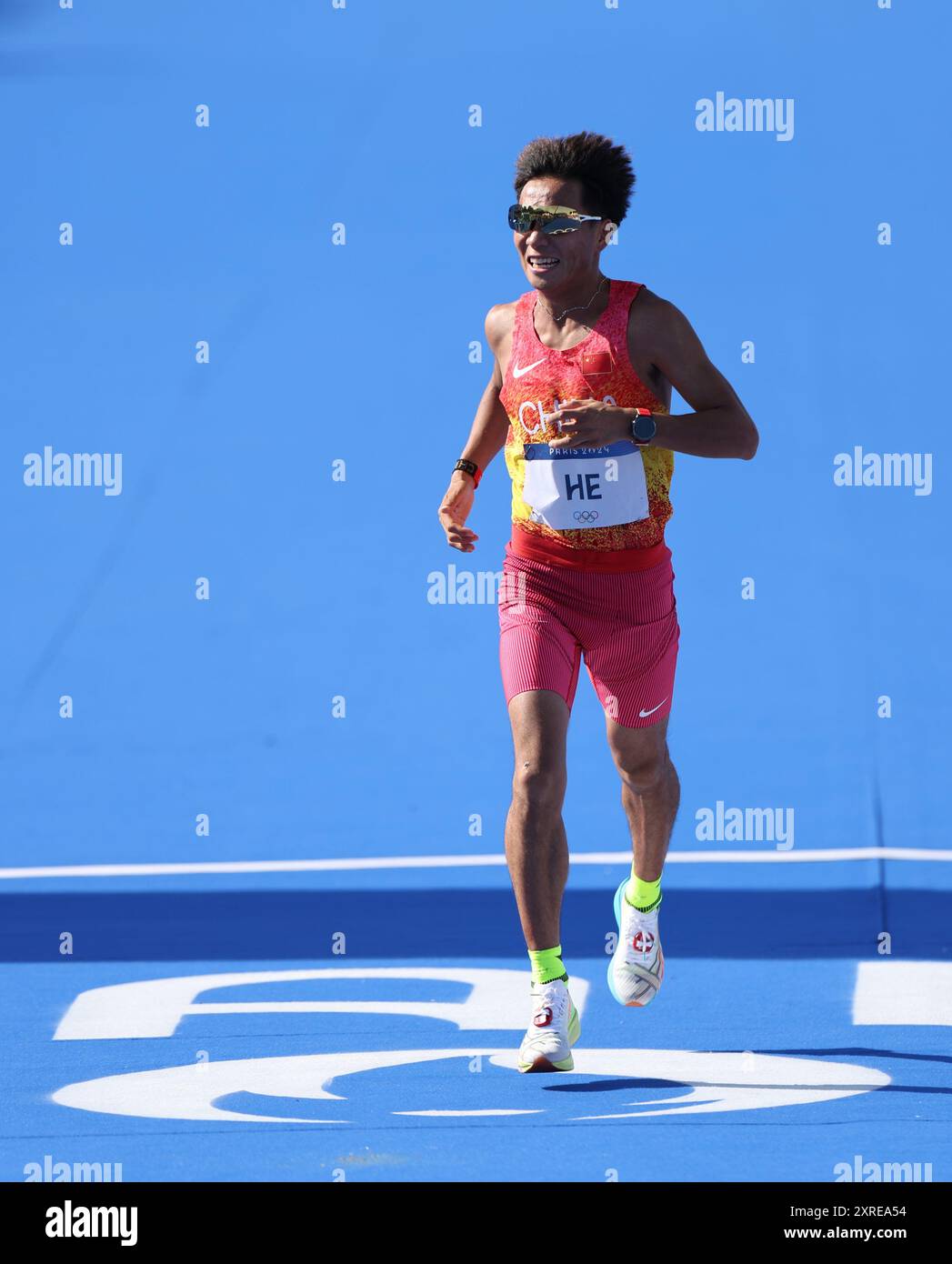 Paris marathon finish line hi-res stock photography and images - Alamy
