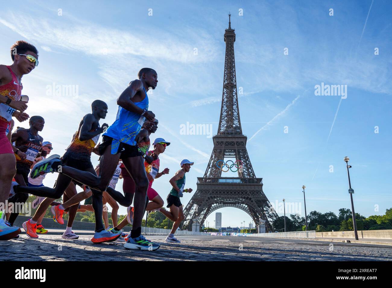 Paris, France. 10th Aug, 2024. Competitors run past the Eiffel Tower ...