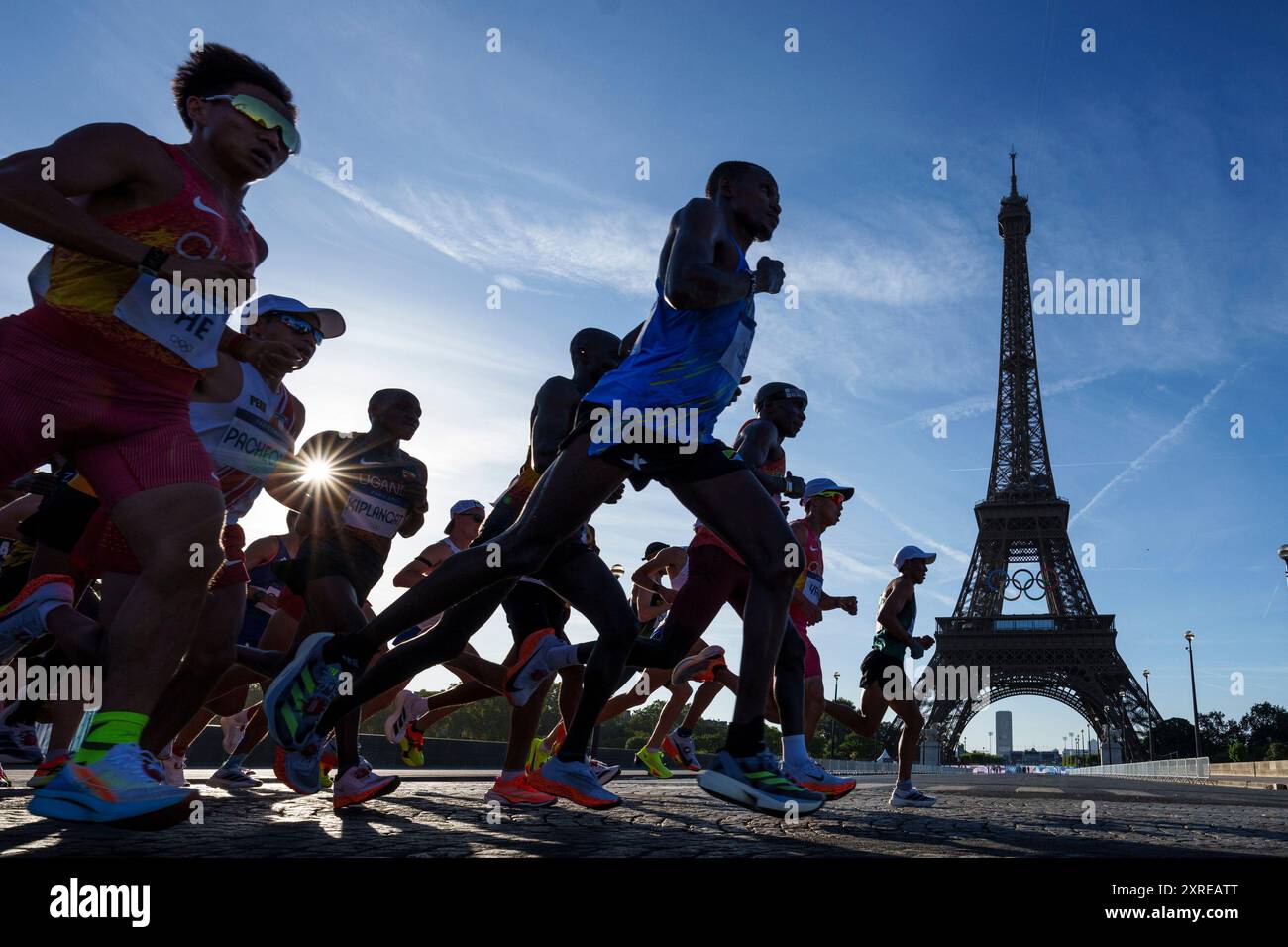 Paris, France. 10th Aug, 2024. Competitors run past the Eiffel Tower ...