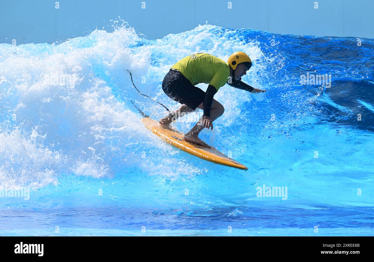 Hallbergmoos, Germany. 10th Aug, 2024. Blind surfer Ben Neumann surfs a ...
