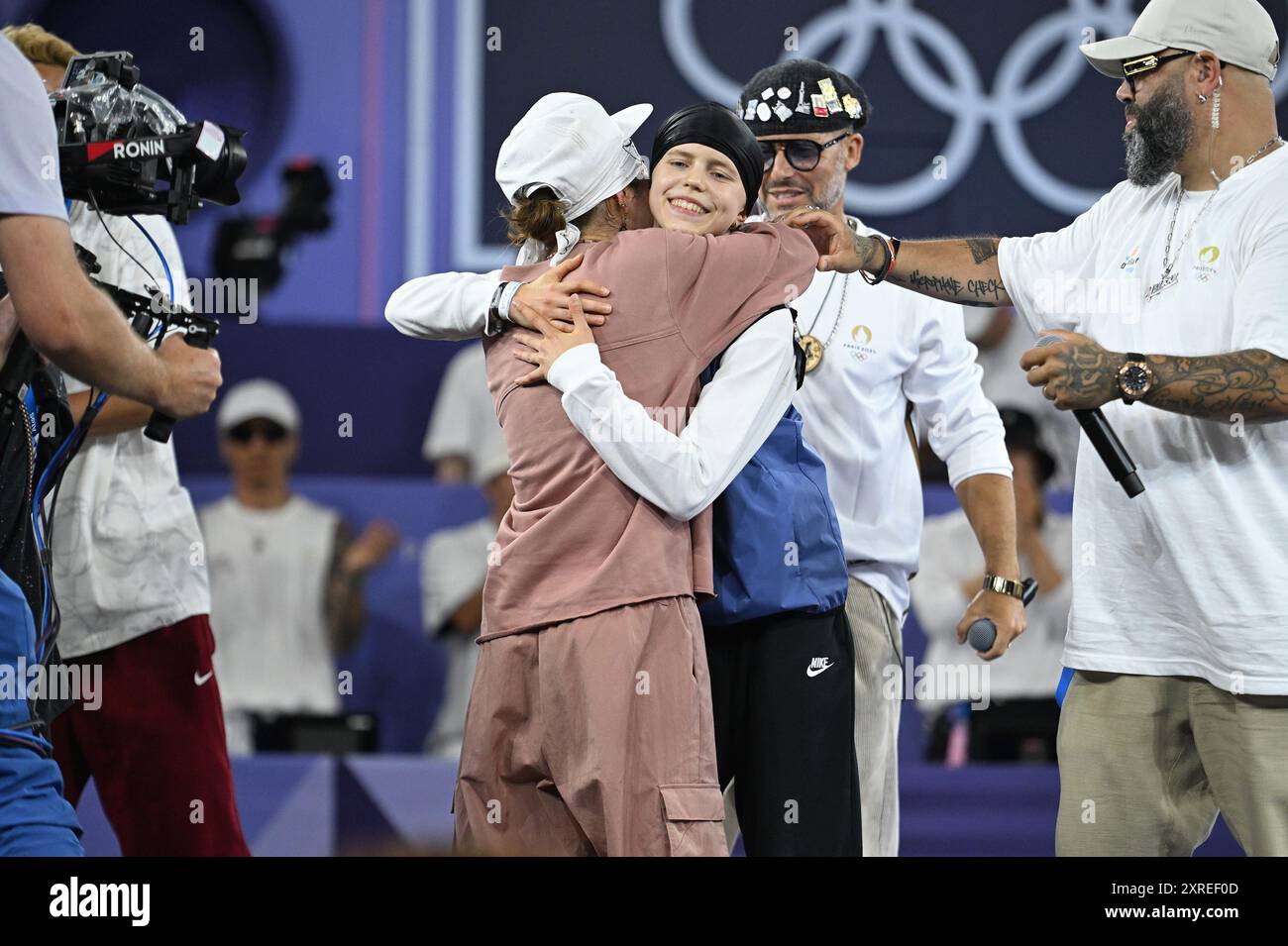 Paris, Fra. 09th Aug, 2024. Ami of Team Japan (white hat) hugs Nicka of ...