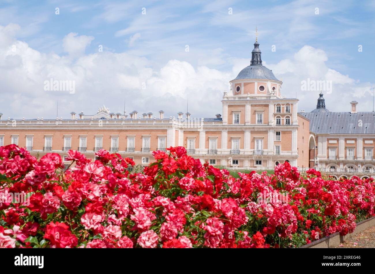 Palacio real flores rojas aranjuez hi-res stock photography and images ...