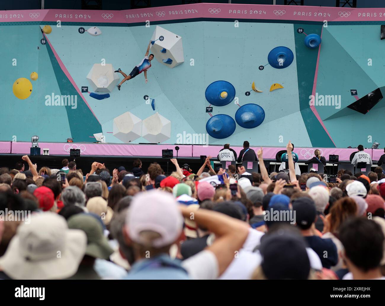 PARIS, FRANCE - AUGUST 09: General View with Paul Jenft of of Team ...