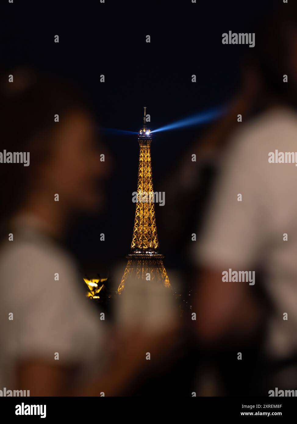 (240810) -- PARIS, Aug. 10, 2024 (Xinhua) -- Visitors watch the balloon ...