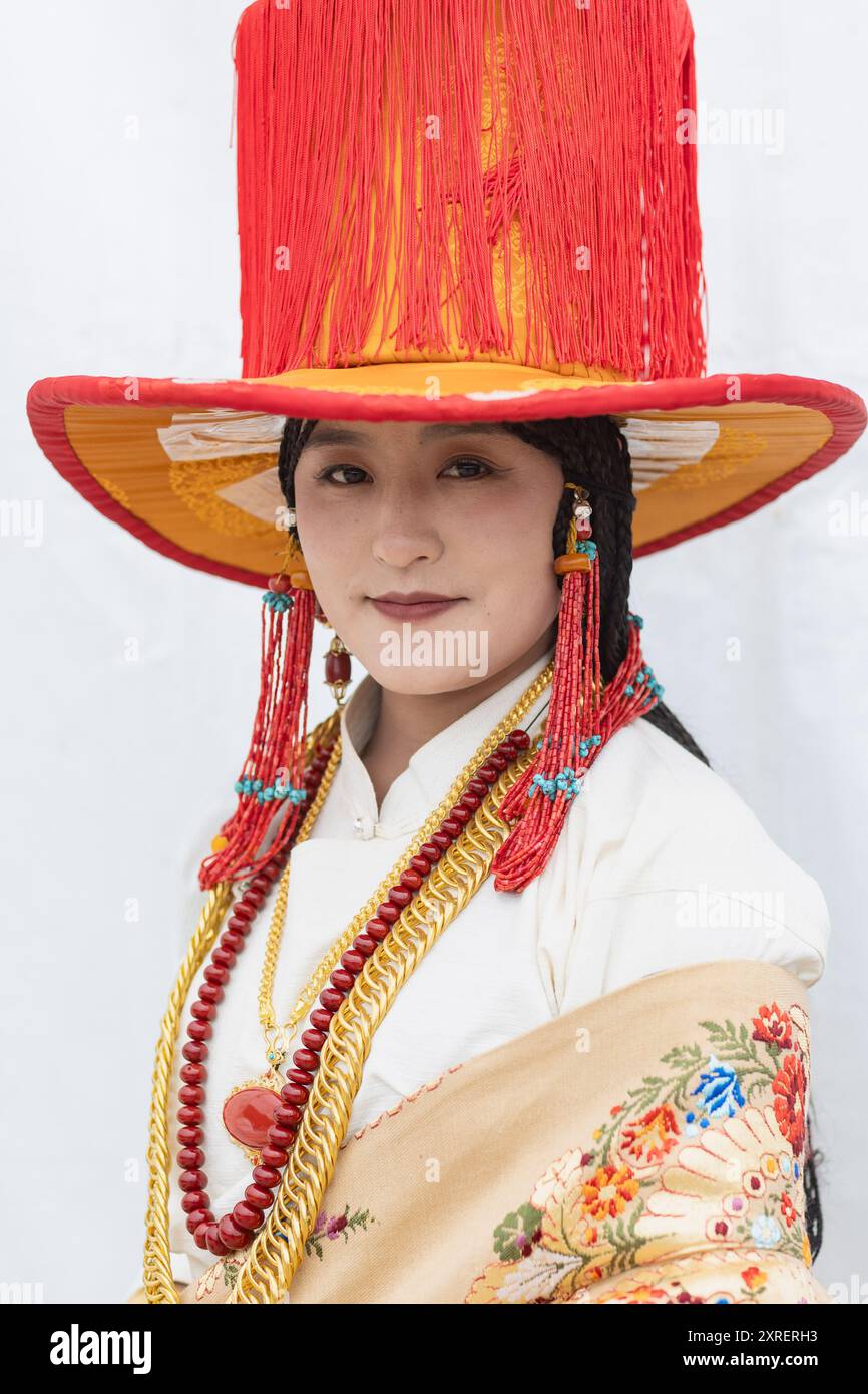 Sertar, China's Sichuan Province. 10th Aug, 2024. A woman presents ...