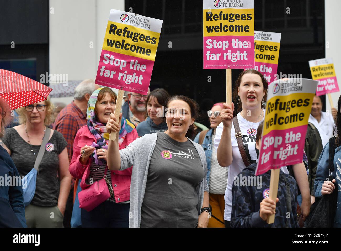 Stop the far right stand up to racism hi-res stock photography and ...