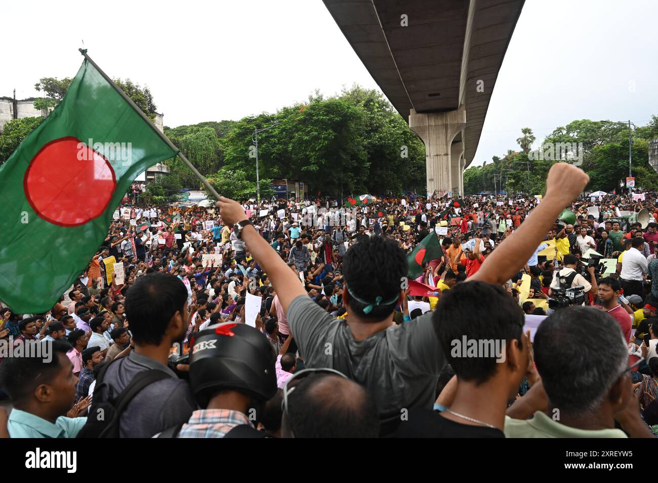Bangladeshi Hindu peoples blocking Shahbag intersection to protest ...