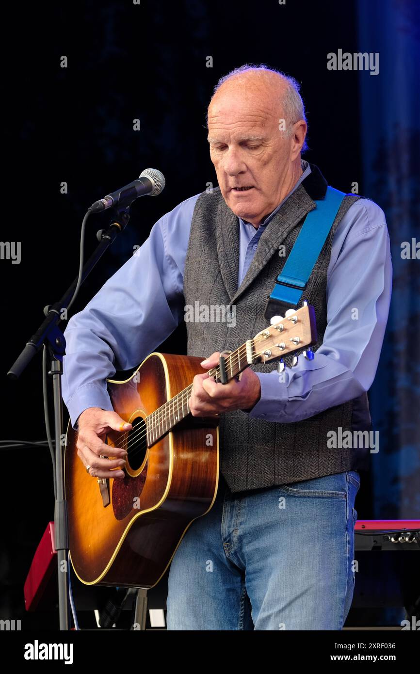 Williamscot, UK. 10th Aug, 2024. English comedian, folk singer and ...