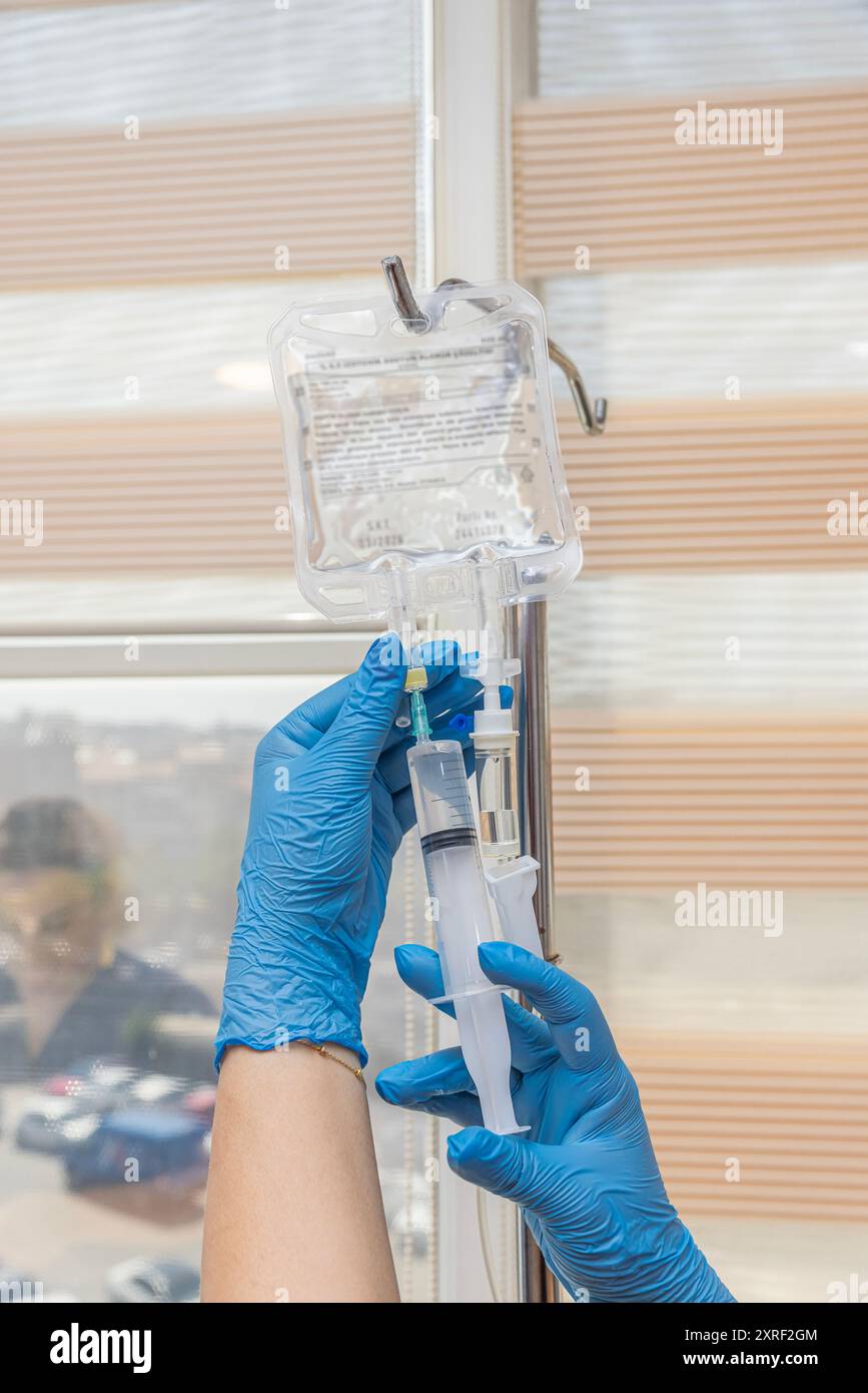 Intravenous catheter insertion hi-res stock photography and images - Alamy