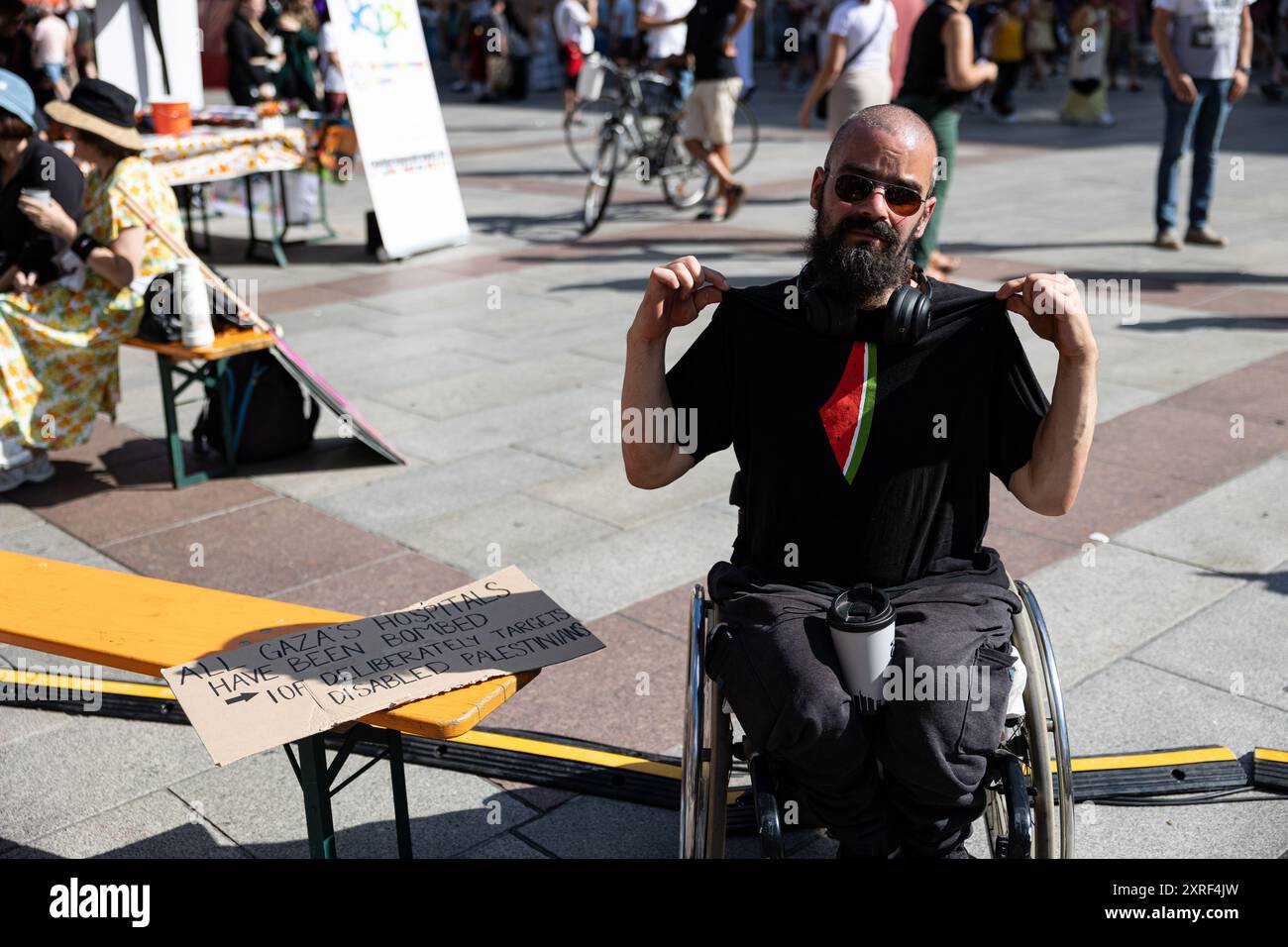 Munich, Germany. 10th Aug, 2024. Numerous people listen to the stories ...