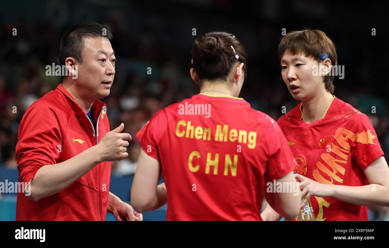 (240810) -- PARIS, Aug. 10, 2024 (Xinhua) -- Coach Ma Lin (L) instructs ...
