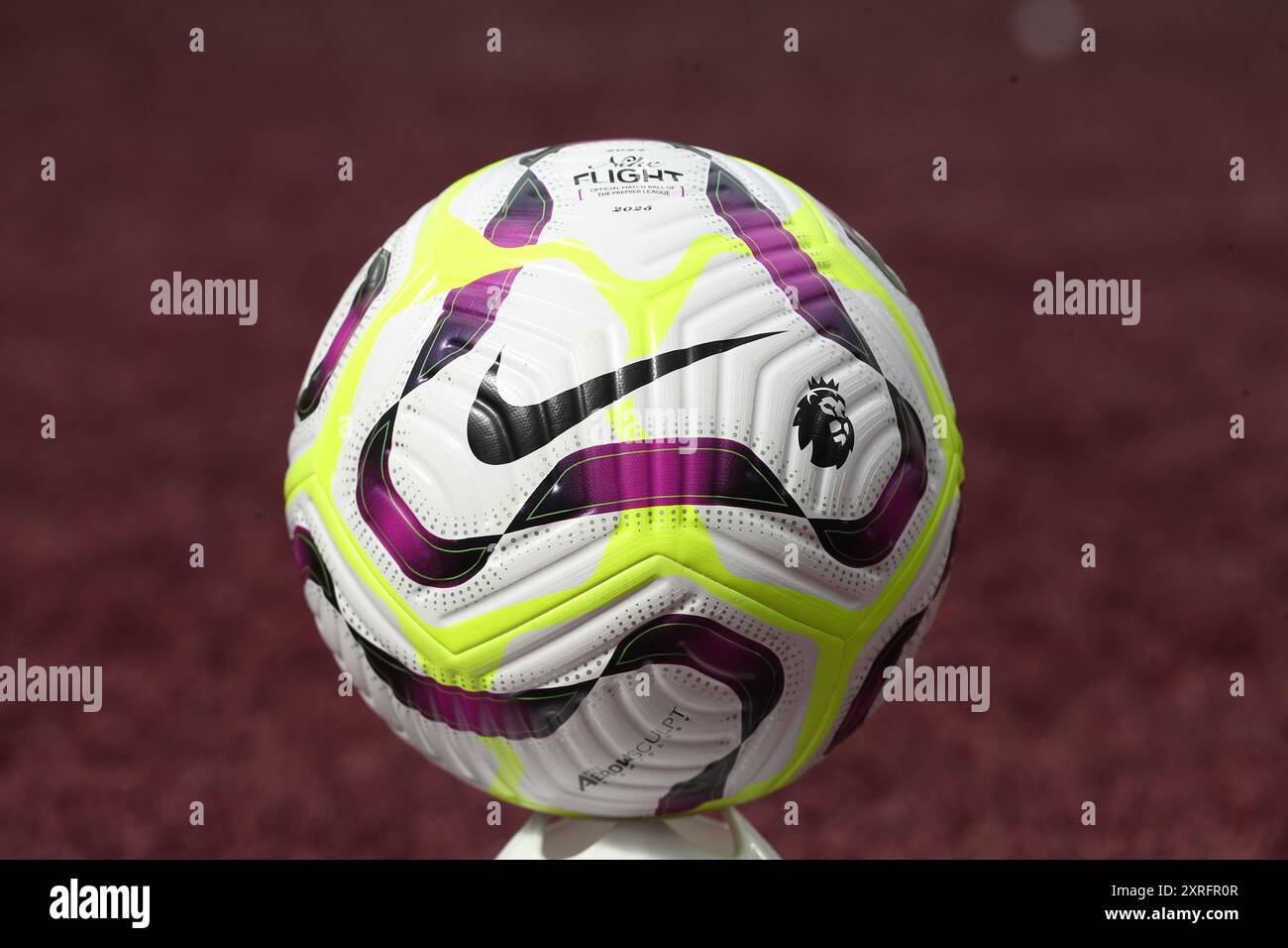 Nike flight 2024 match ball hi-res stock photography and images - Alamy