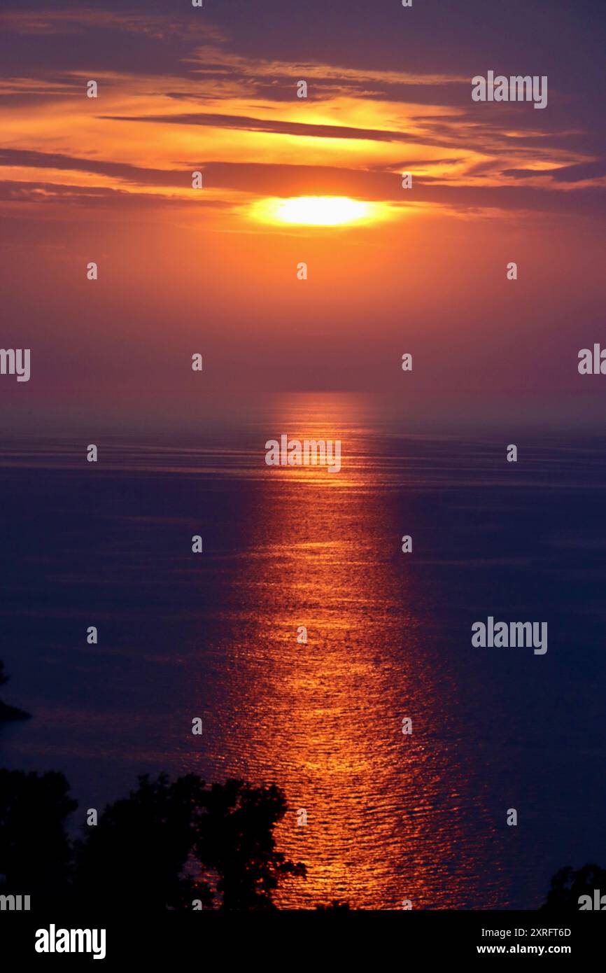 Draamatic and heavenly sky over Lake Erie in northeast Ohio Stock Photo ...