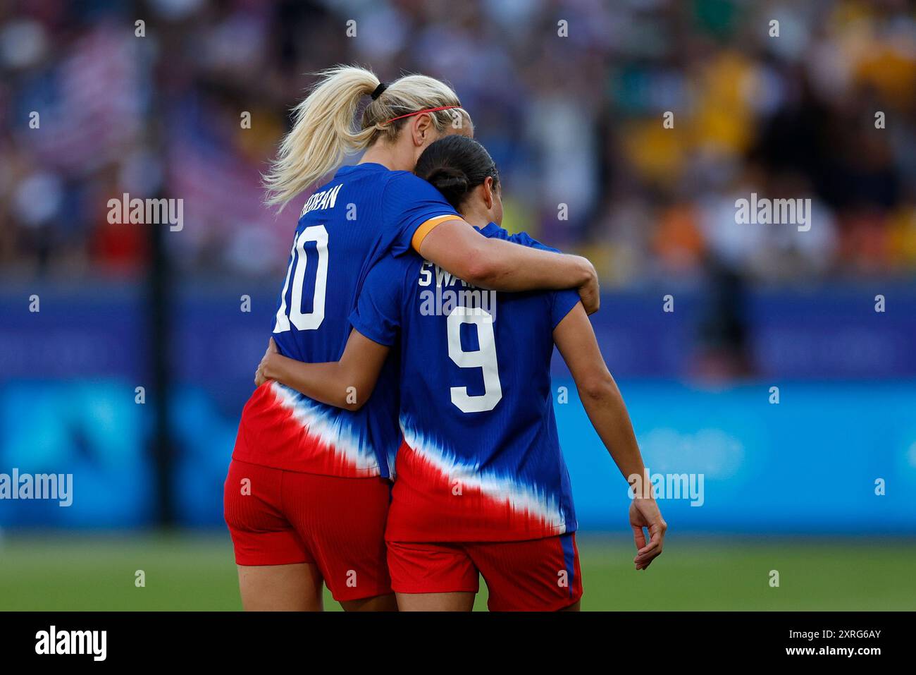 Lindsey Horan of the United States, left, embraces Mallory Swanson of ...