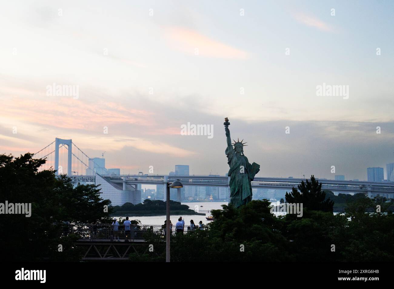 View landscape of Rainbow Bridge with Statue of Liberty in Tokyo Bay ...