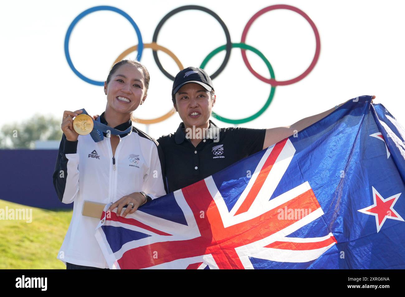 Lydia Ko, of New Zealand, left with her sister Sura Ko pose for the ...