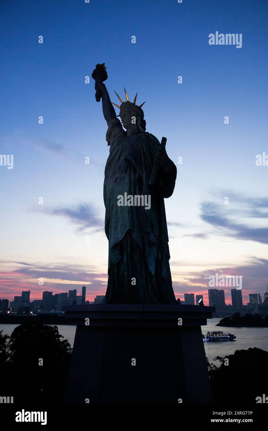 Statue of Liberty in Tokyo Bay Odaiba waterfront and Rainbow Bridge for ...