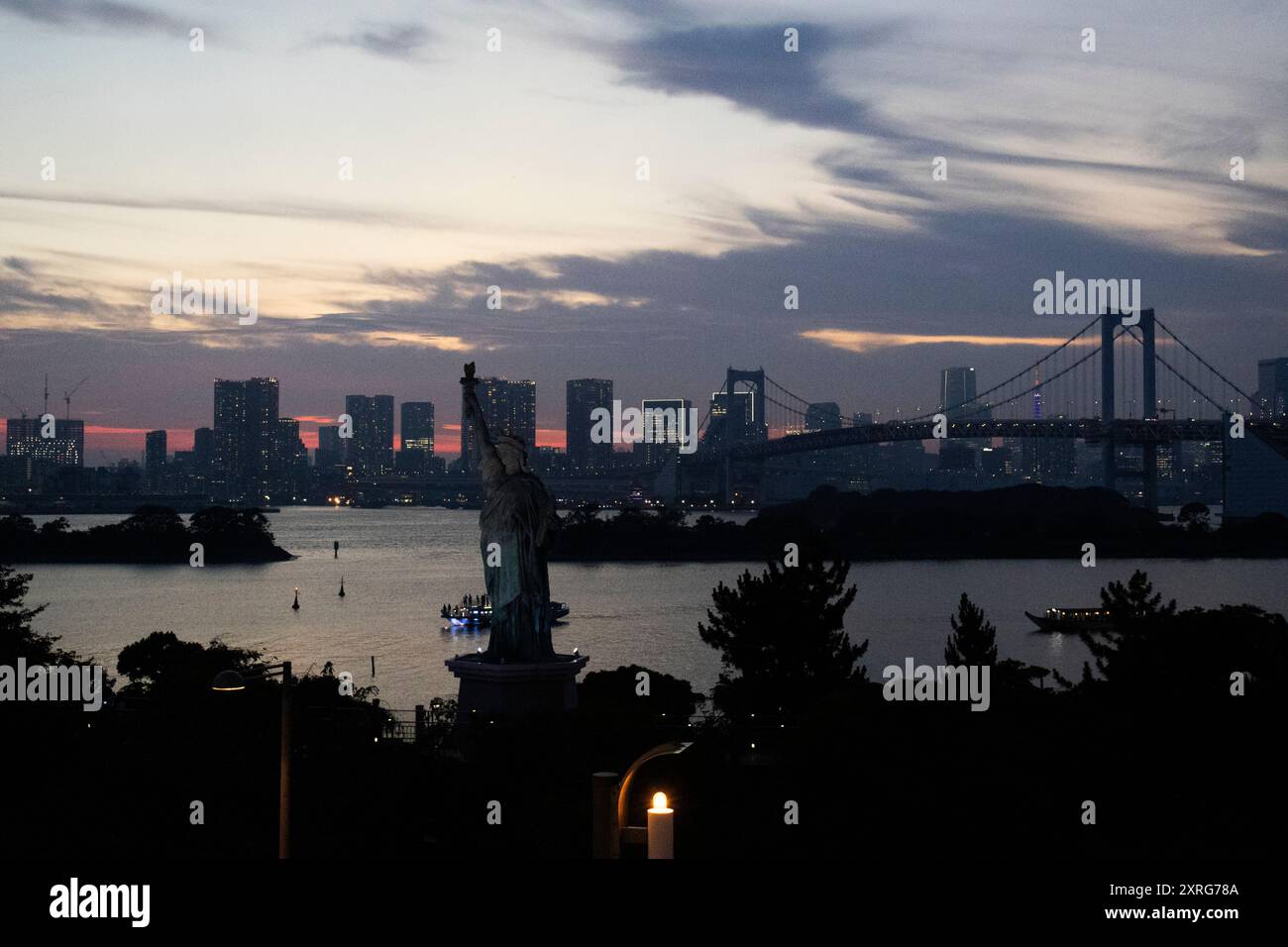 View landscape of Rainbow Bridge with Statue of Liberty in Tokyo Bay ...