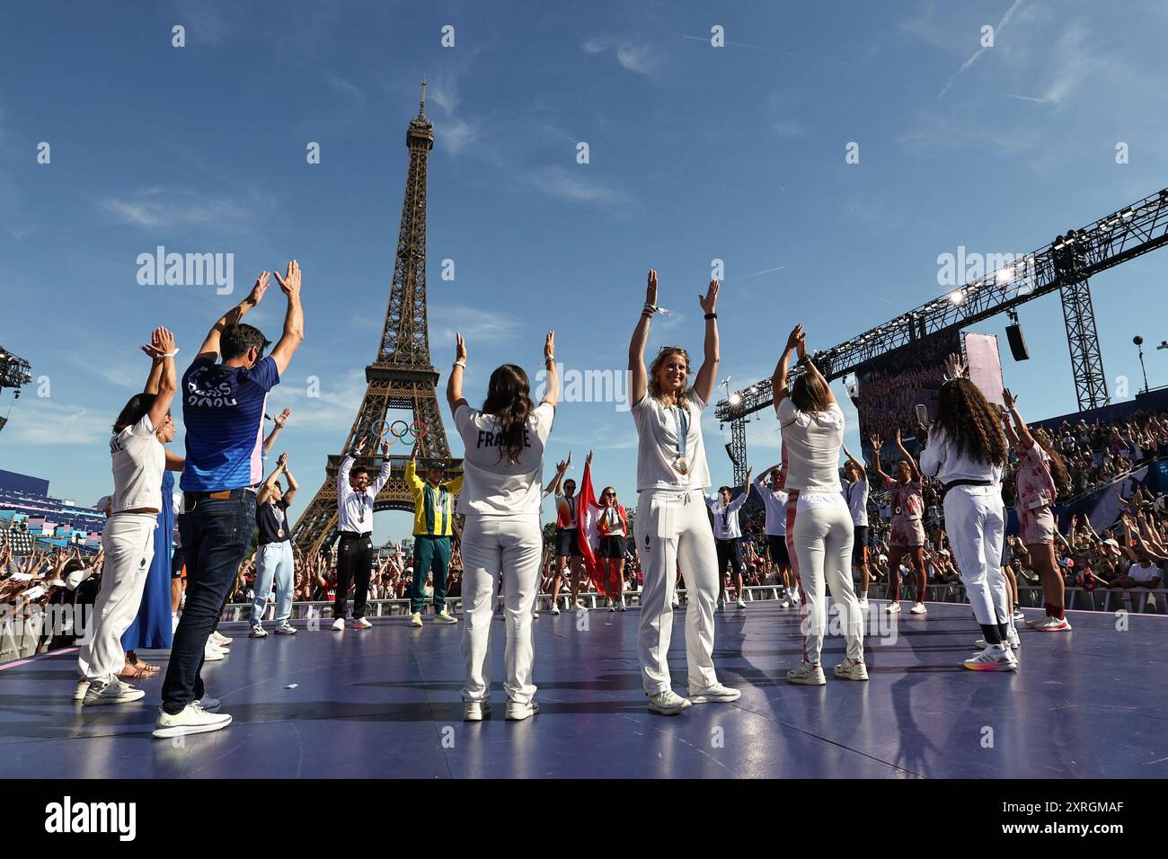 PARIS, FRANCE. 10th Aug, 2024. Olympic medalists celebrate with the ...