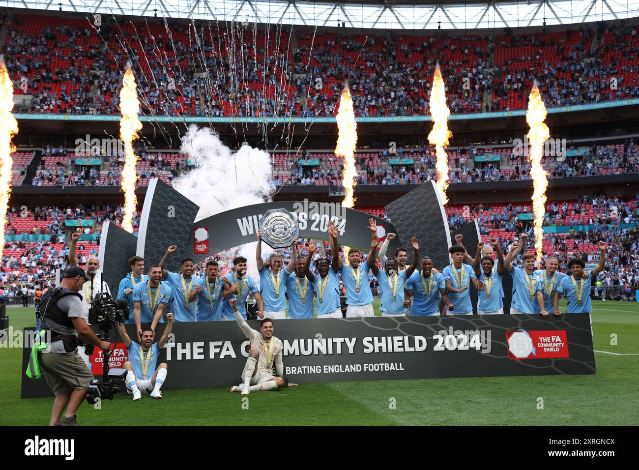Fa community shield man united hi-res stock photography and images - Alamy