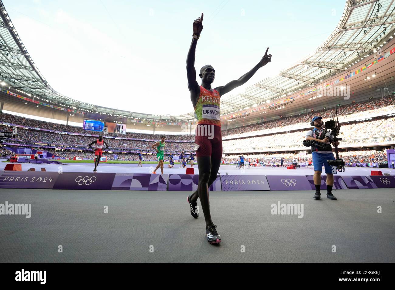Emmanuel Wanyonyi, of Kenya, celebrates after winning the gold medal in ...