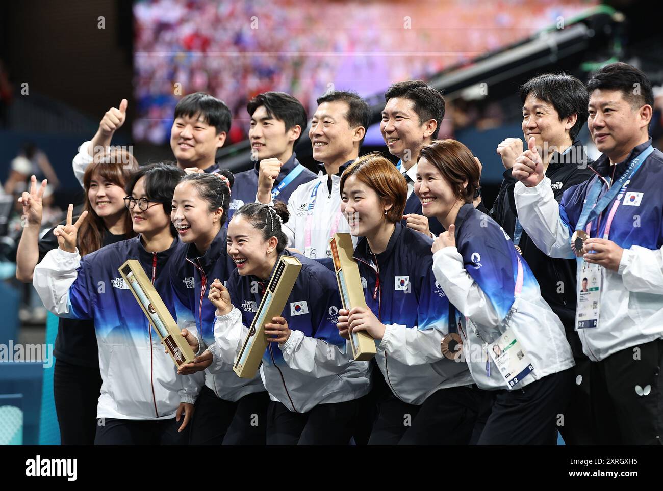 Paris, France. 10th Aug, 2024. Team South Korea pose during the victory ...