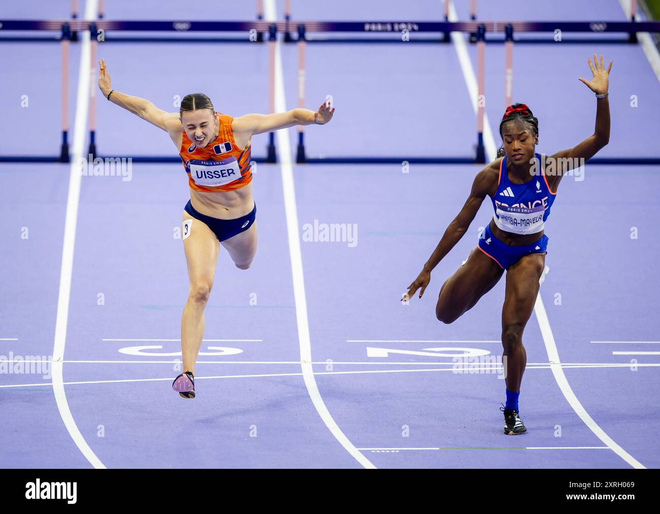 PARIS - Nadine Visser (L) in action at the final of the 100m hurdles (w ...