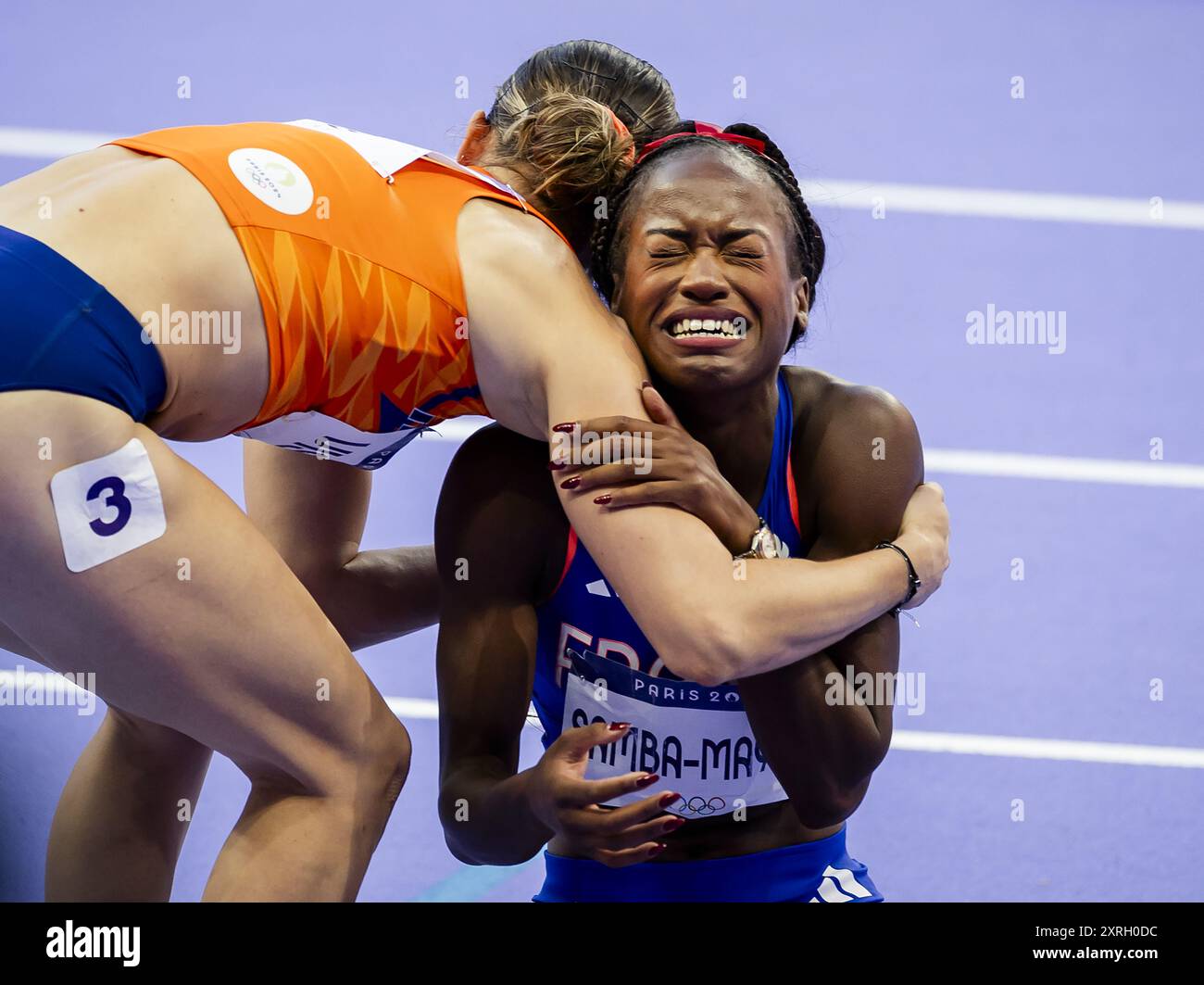 PARIS - Nadine Visser congratulates Cyrena Samba-Mayela of France after ...