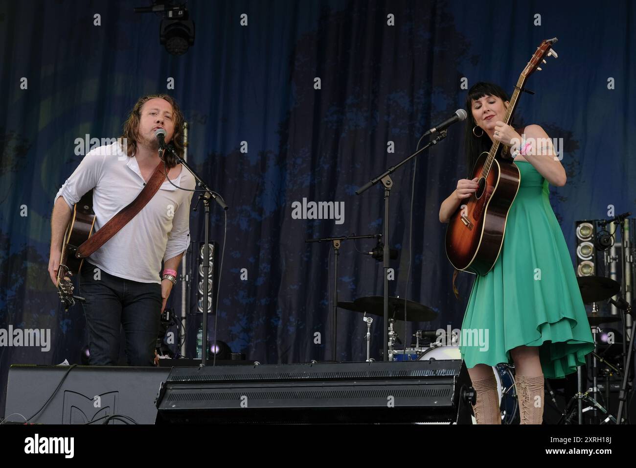 Williamscot, UK. 10th Aug, 2024. English folk guitar and vocal duo ...