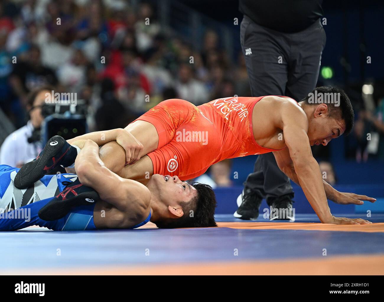 Paris, France. 10th Aug, 2024. Tulga Tumur Ochir (in red) of Mongolia ...