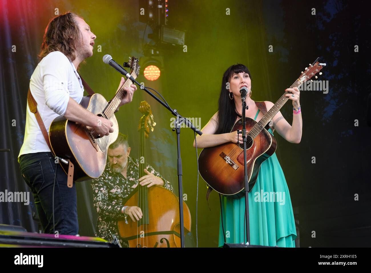 Williamscot, UK. 10th Aug, 2024. English folk guitar and vocal duo ...