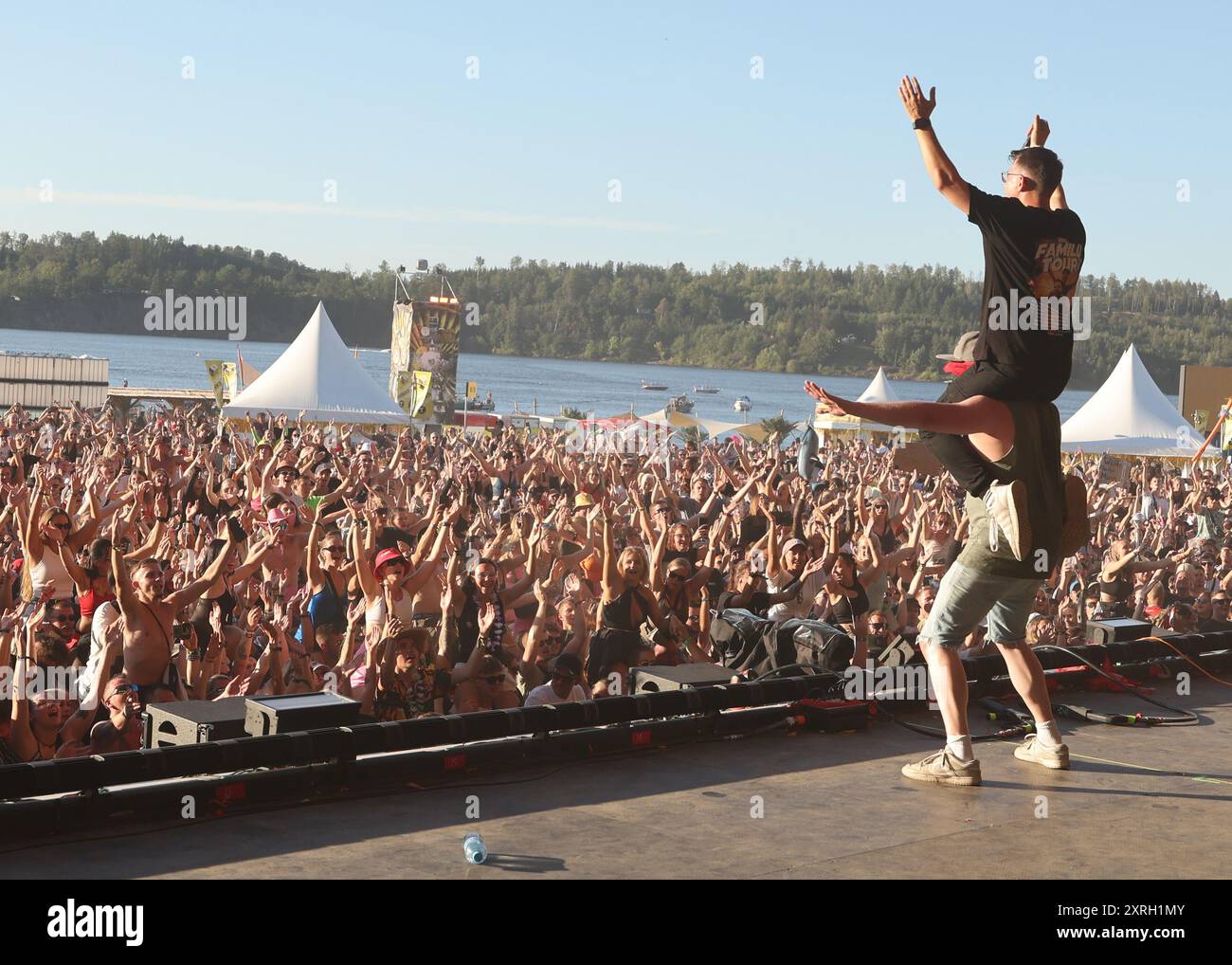 10 August 2024, Thuringia, Saalbburg: The German DJ and producer duo ...