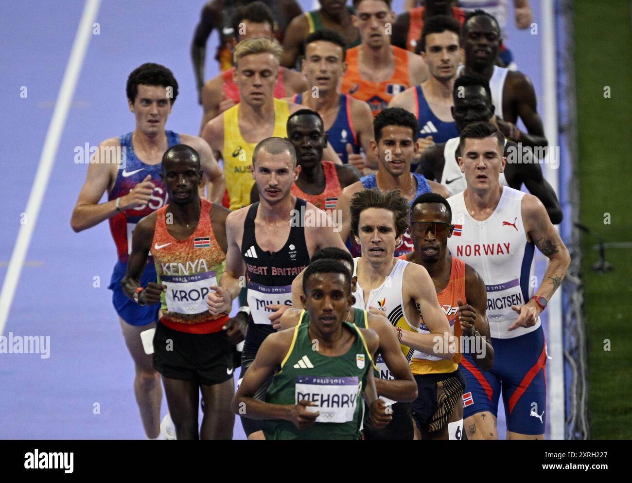 Paris, France. 10th Aug, 2024. The pack of the runners pictured in ...