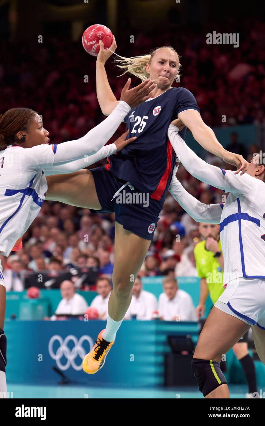 Lille, France. 10th Aug, 2024. Henny Reistad (C) of Norway shoots ...