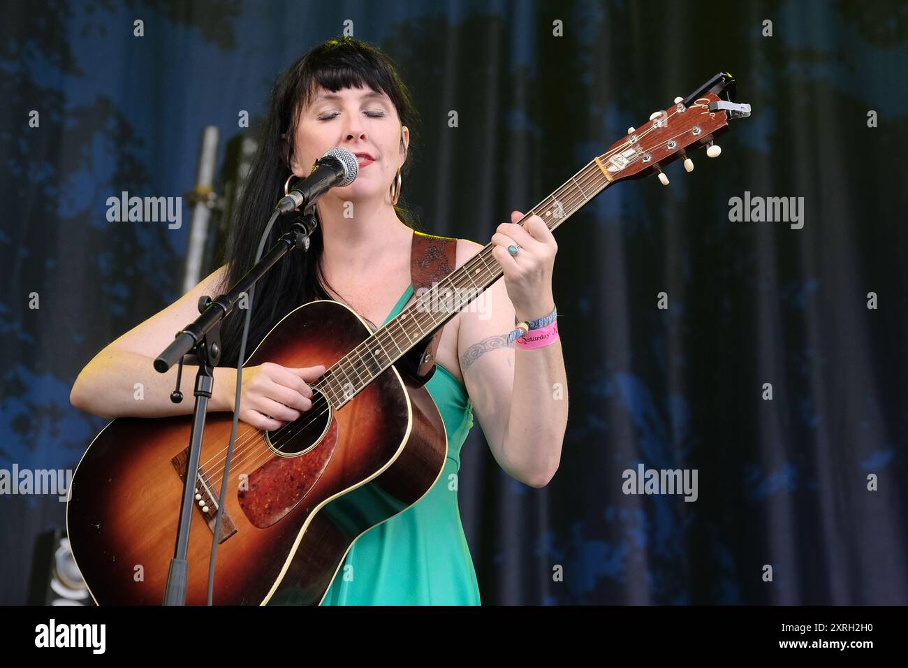 Williamscot, UK. 10th Aug, 2024. English folk guitar and vocalist ...