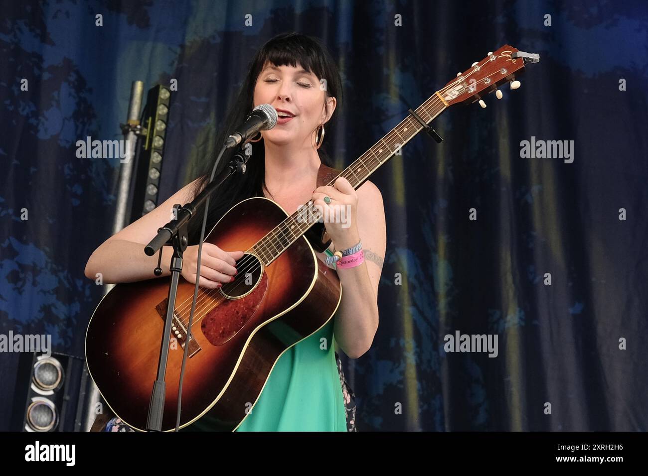Williamscot, UK. 10th Aug, 2024. English folk guitar and vocalist ...