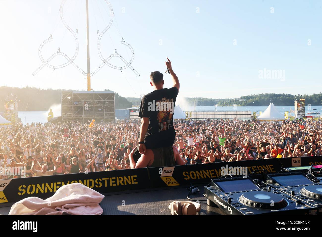 10 August 2024, Thuringia, Saalbburg: The German DJ and producer duo ...