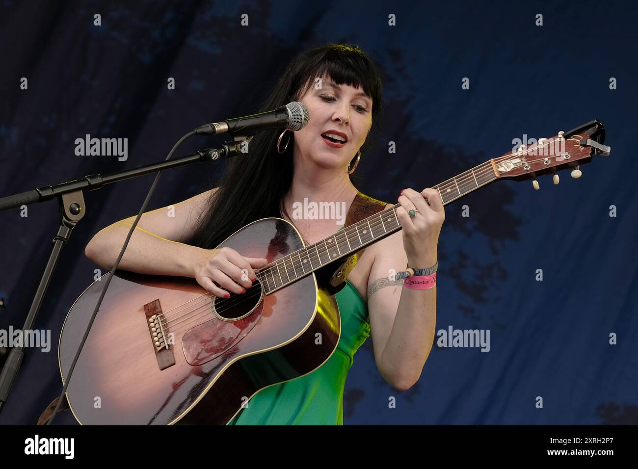 Williamscot, UK. 10th Aug, 2024. English folk guitar and vocalist ...