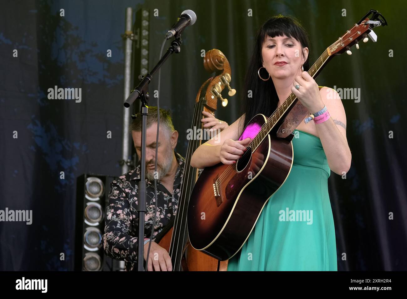 Williamscot, UK. 10th Aug, 2024. English folk guitar and vocalist ...