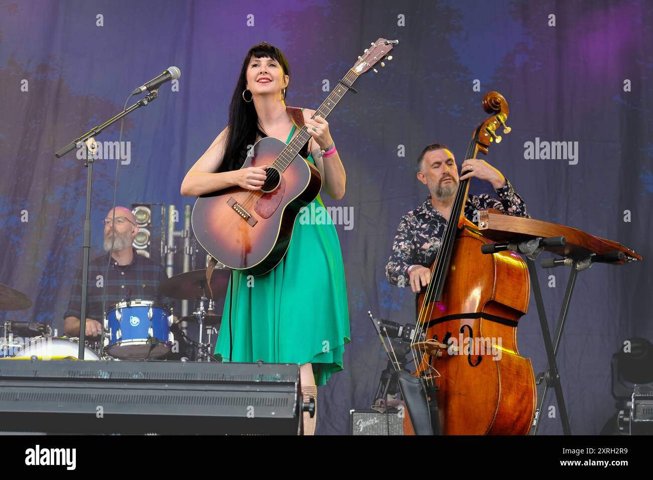 Williamscot, UK. 10th Aug, 2024. English folk guitar and vocalist ...