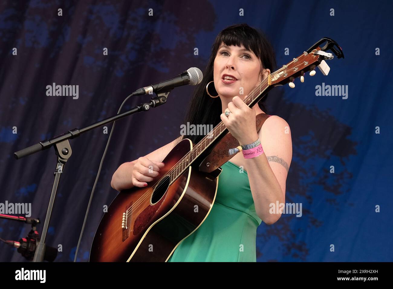 Williamscot, UK. 10th Aug, 2024. English folk guitar and vocalist ...
