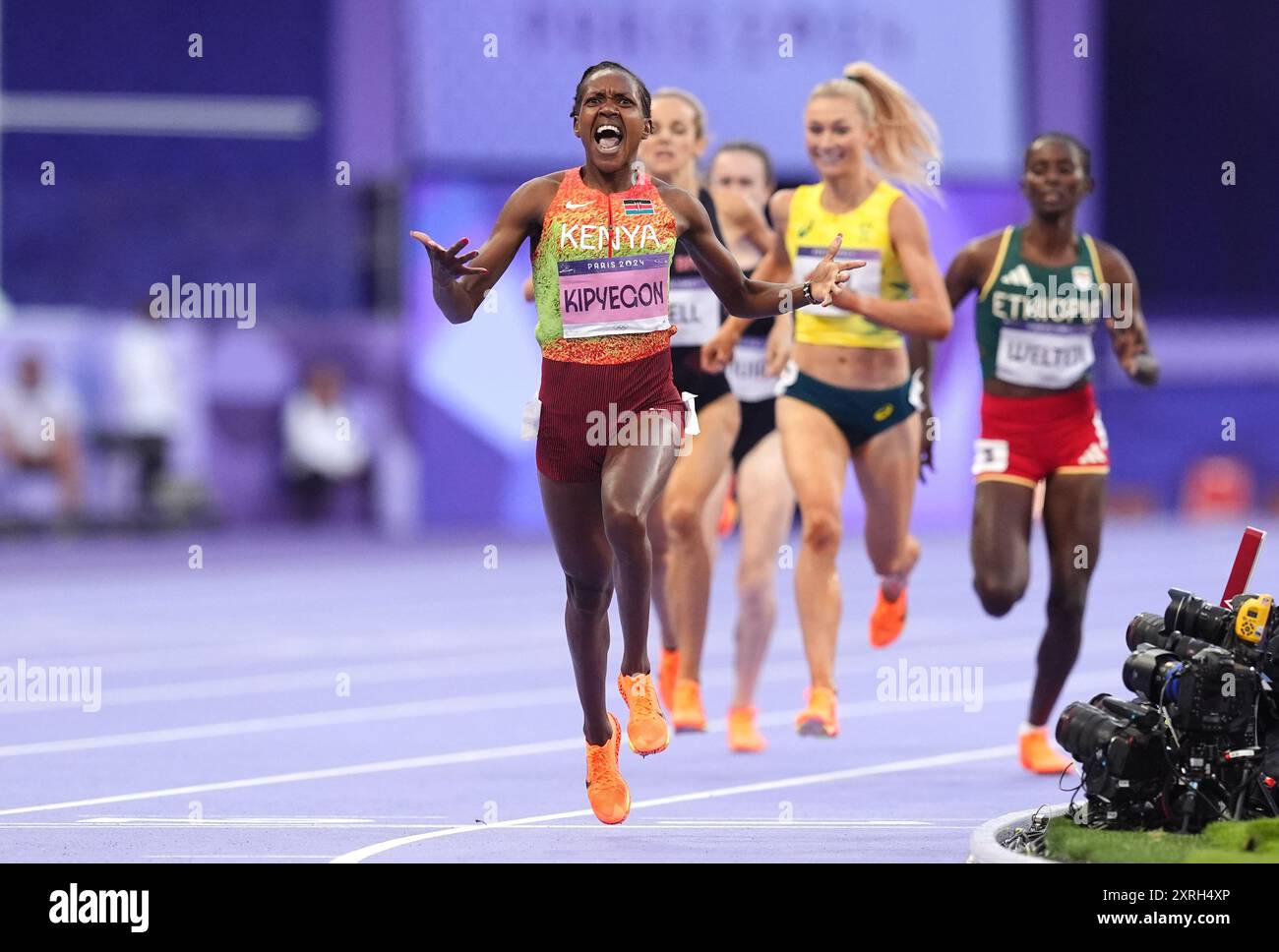 Kenya's Faith Kipyegon celebrates winning gold in the Women's 1500m ...