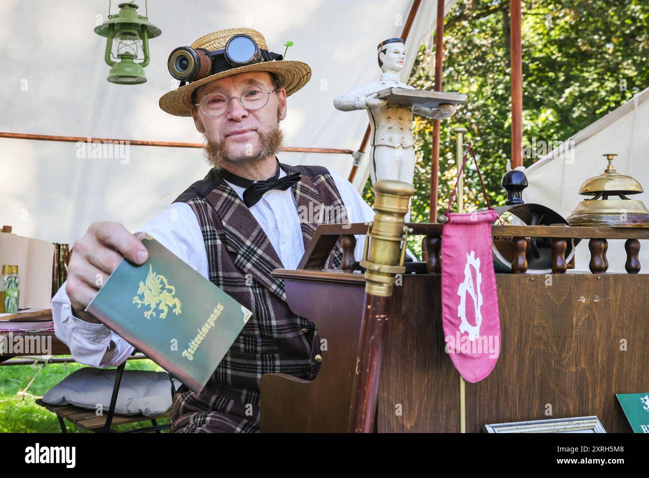 Kostüme outfits hi-res stock photography and images - Alamy