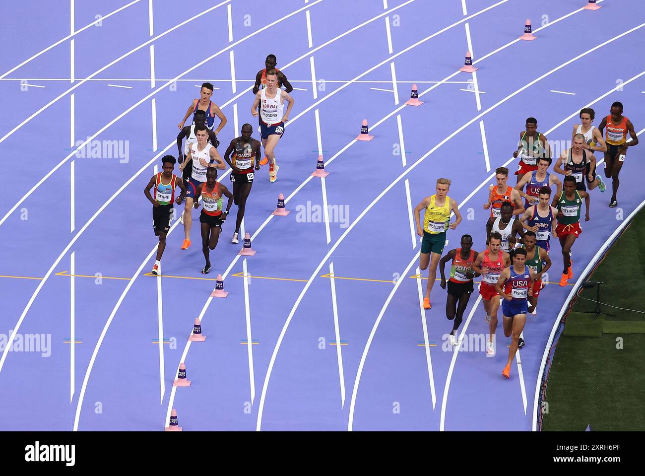 Paris, France. 10th Aug, 2024. Athletes compete during the men's 5000m ...