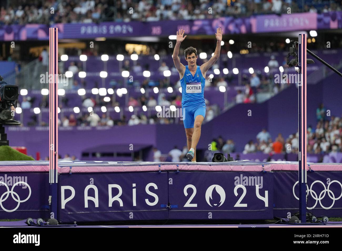 Mens high jump olympics hi-res stock photography and images - Alamy