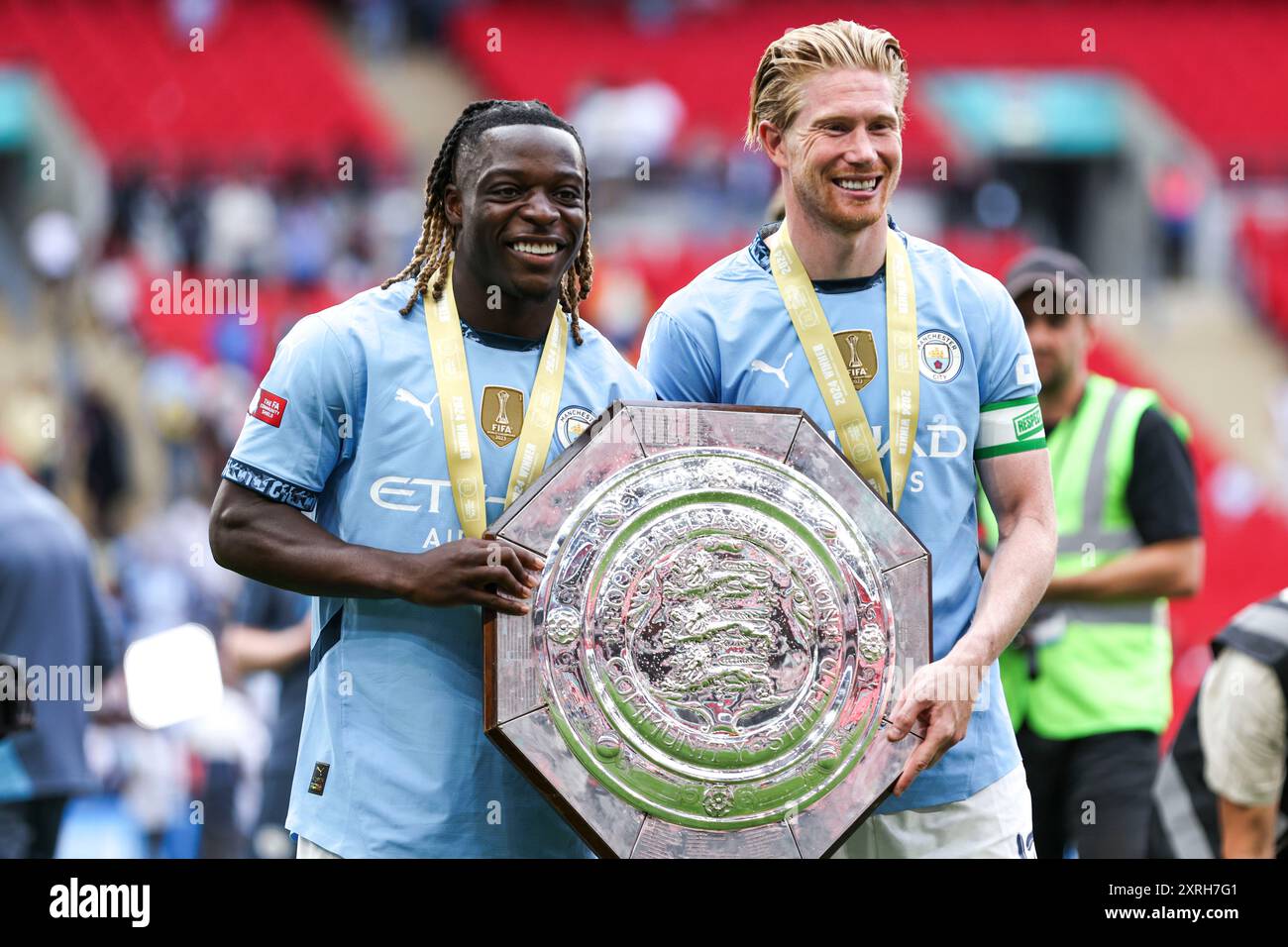 Fa community shield trophy hi-res stock photography and images - Alamy