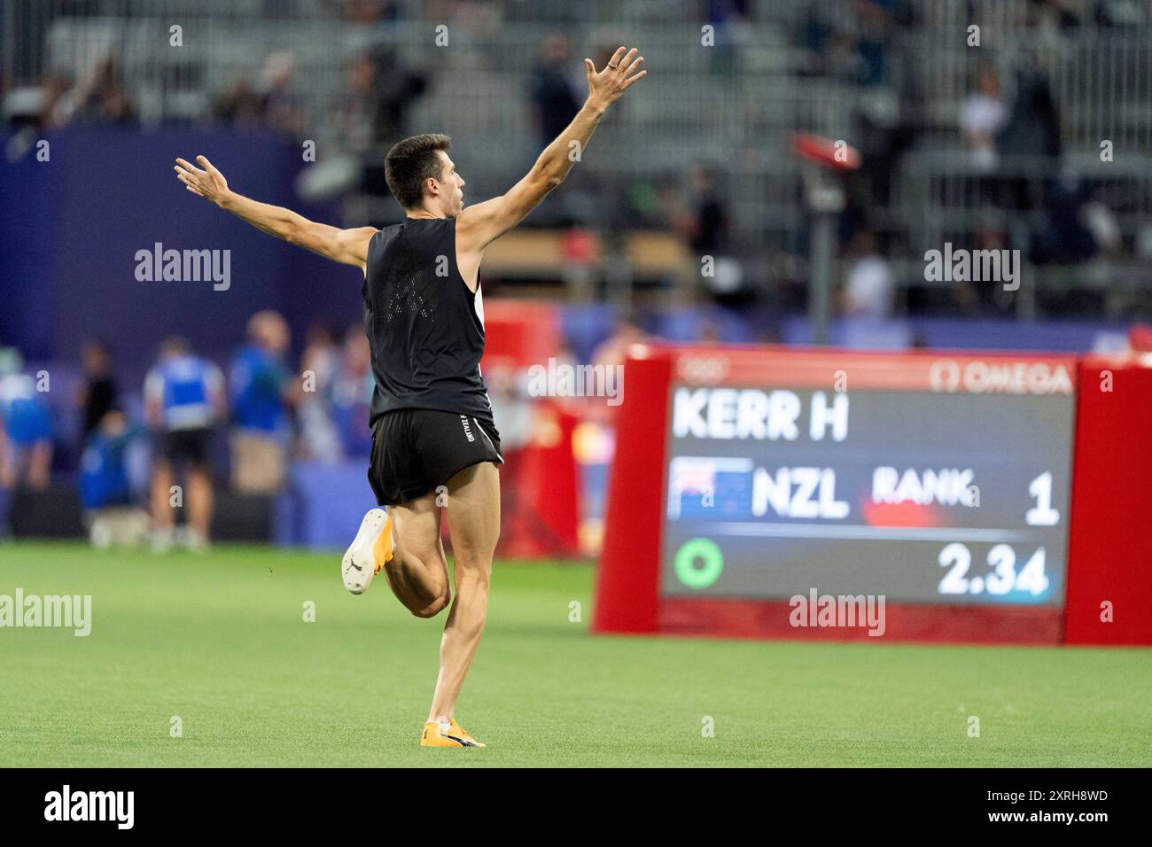 Hamish Kerr, of New Zealand, celebrates after winning the gold medal in ...