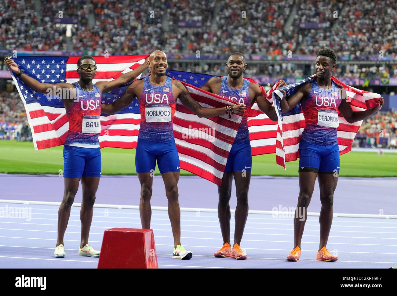 Mens 400m relay the usa team celebrate their gold medal hi-res stock ...