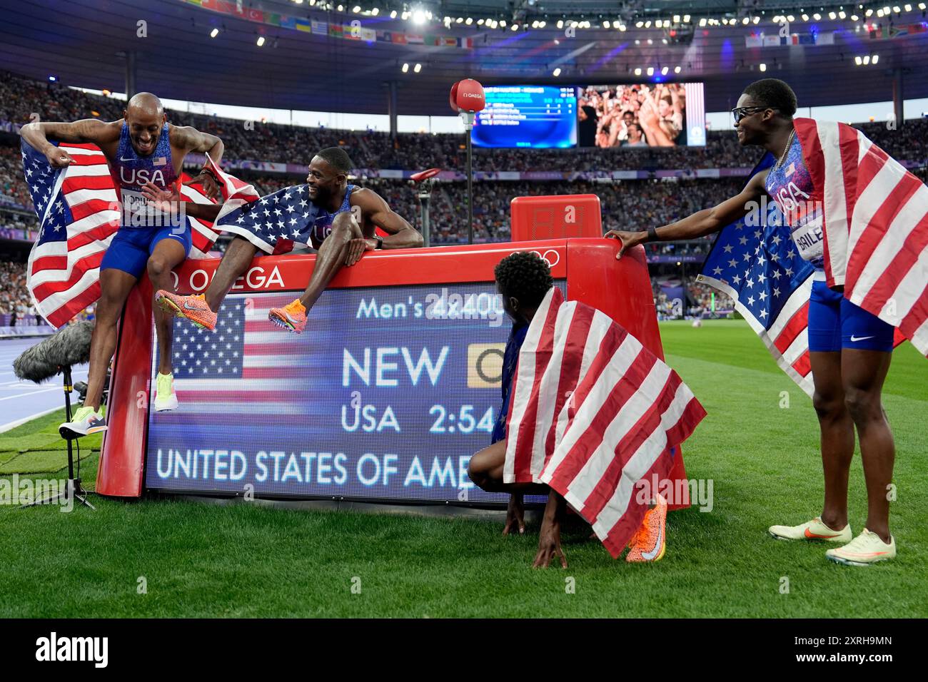 United States' men 4x400-meter relay team celebrates round the race ...