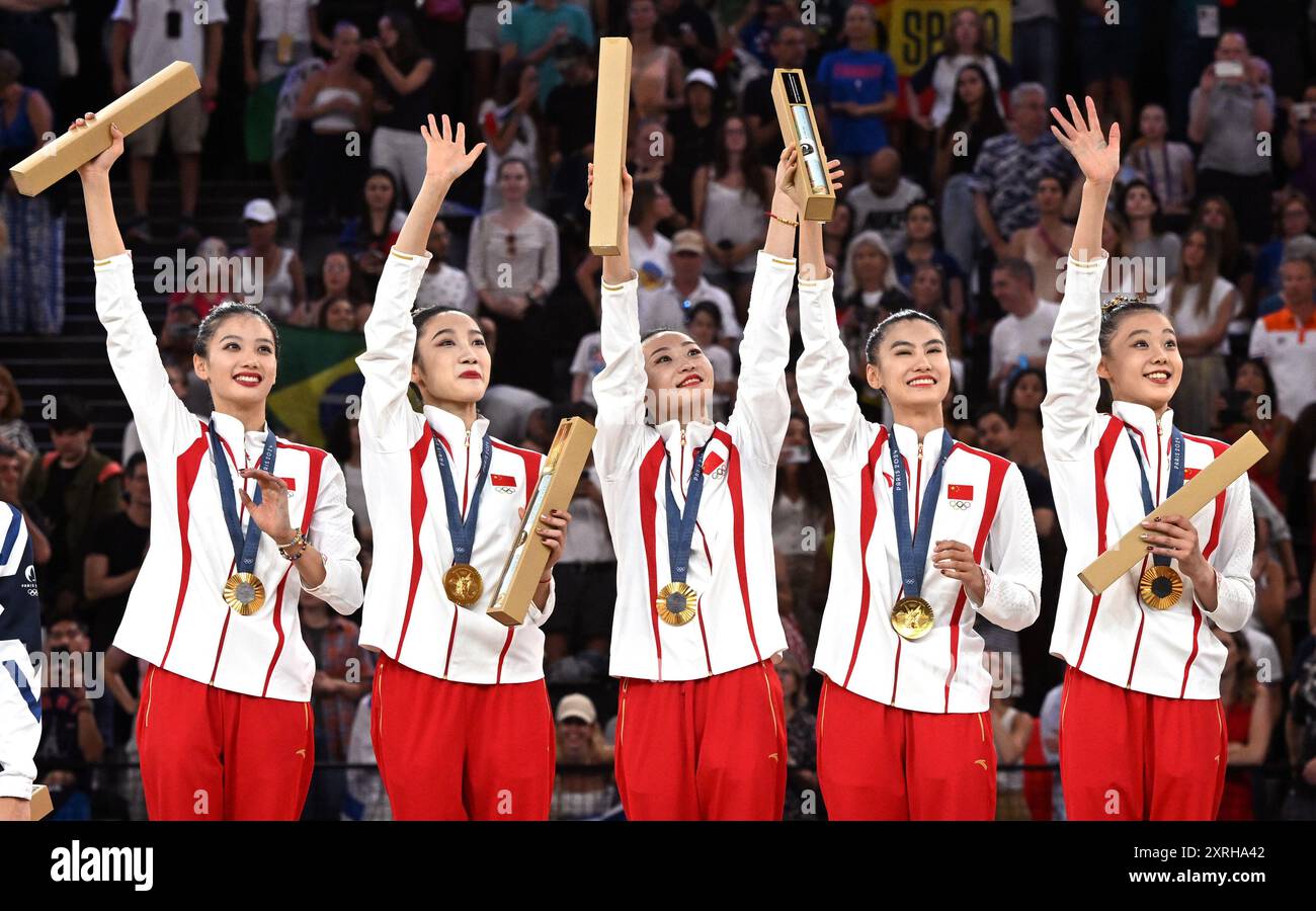 Paris, France. 10th Aug, 2024. Gold medalists of team China attend the ...